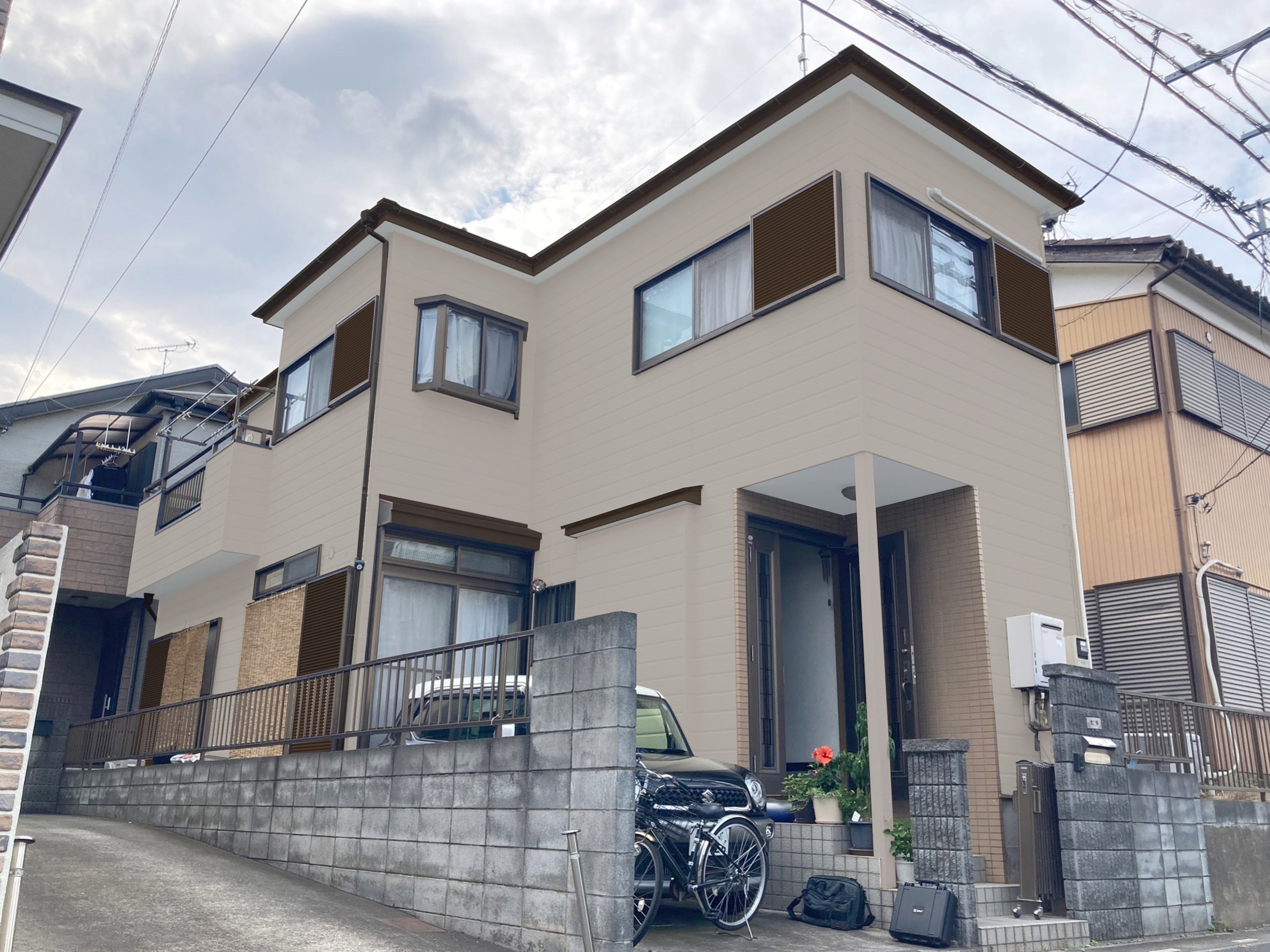 川口市 築28年、外壁ラジカル塗装は人気の落ち着いたベージュ色！破風の色でイメージも変わる？！