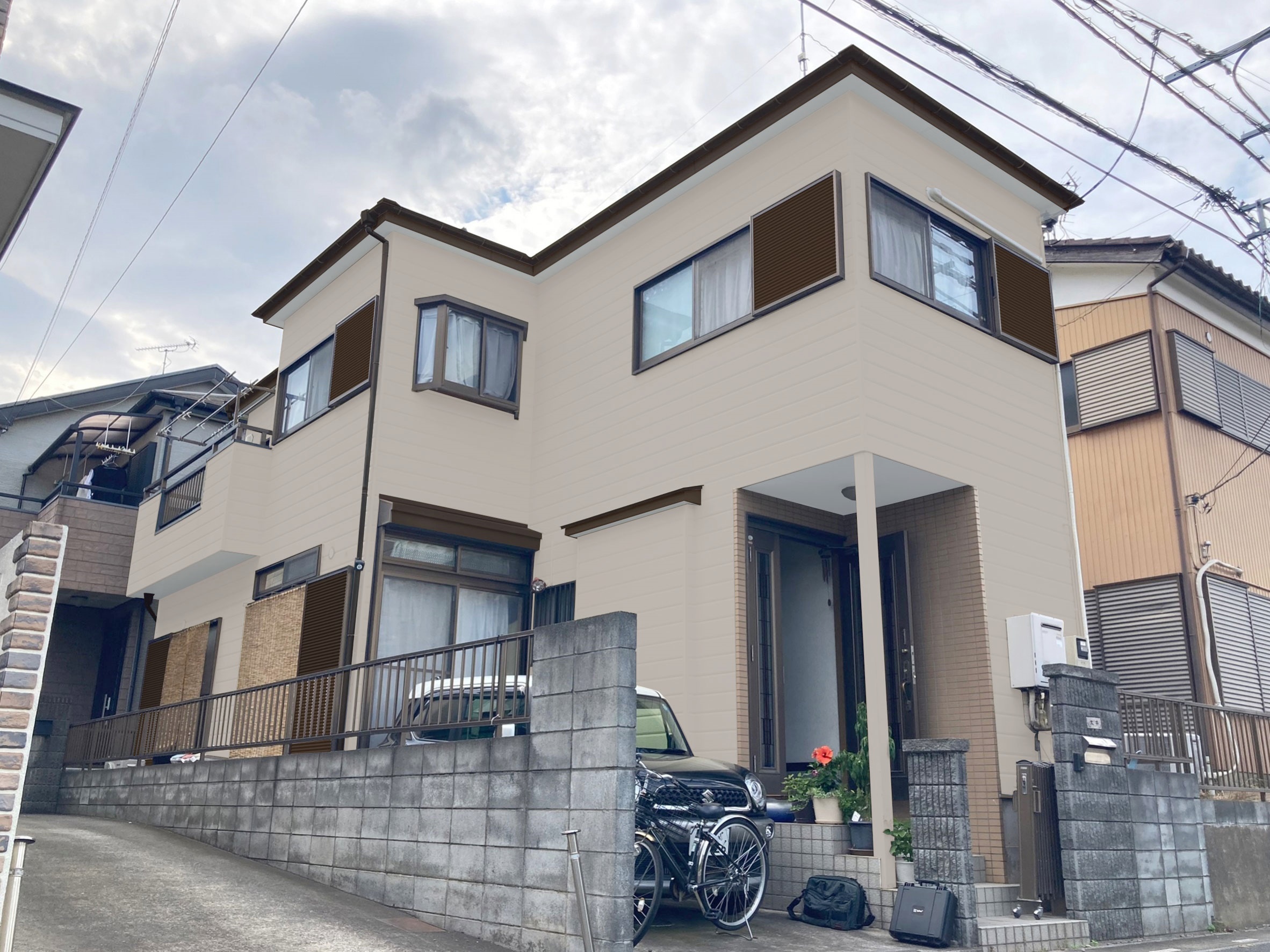 川口市 築28年、外壁ラジカル塗装は人気の落ち着いたベージュ色！破風の色でイメージも変わる？！