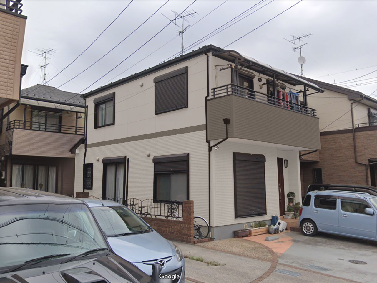 さいたま市 築19年 ベランダ袖壁をアクセントに人気の『ホワイト系×濃ブラウン』の色分け！屋根はスーパーガルテクトで重ね葺き！
