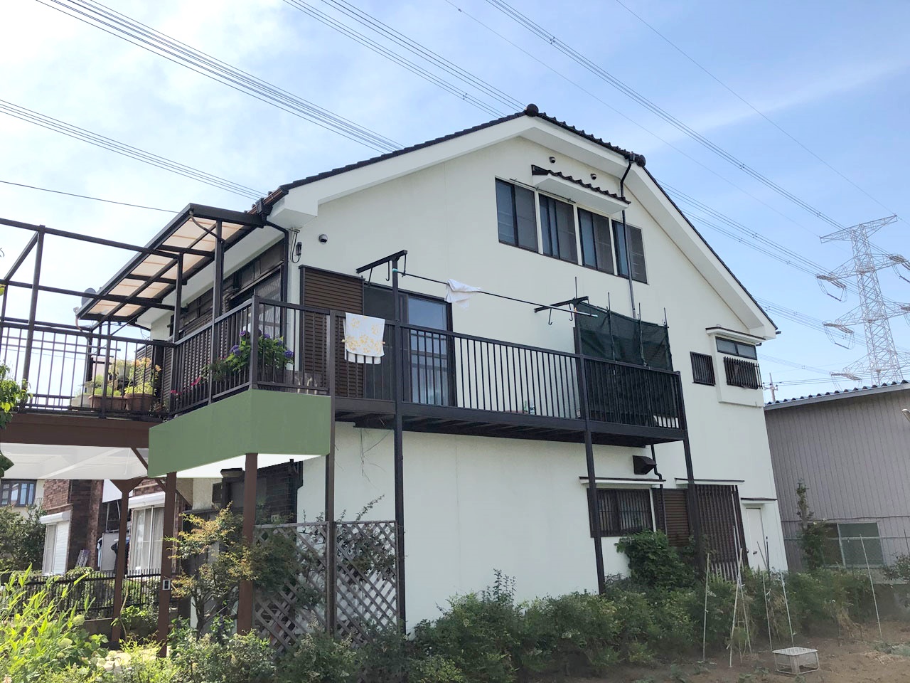 外壁塗装と一緒に、玄関扉・ポリカ・電気交換！腐食した外壁は解体補強後、左官仕上げでアクセントに！